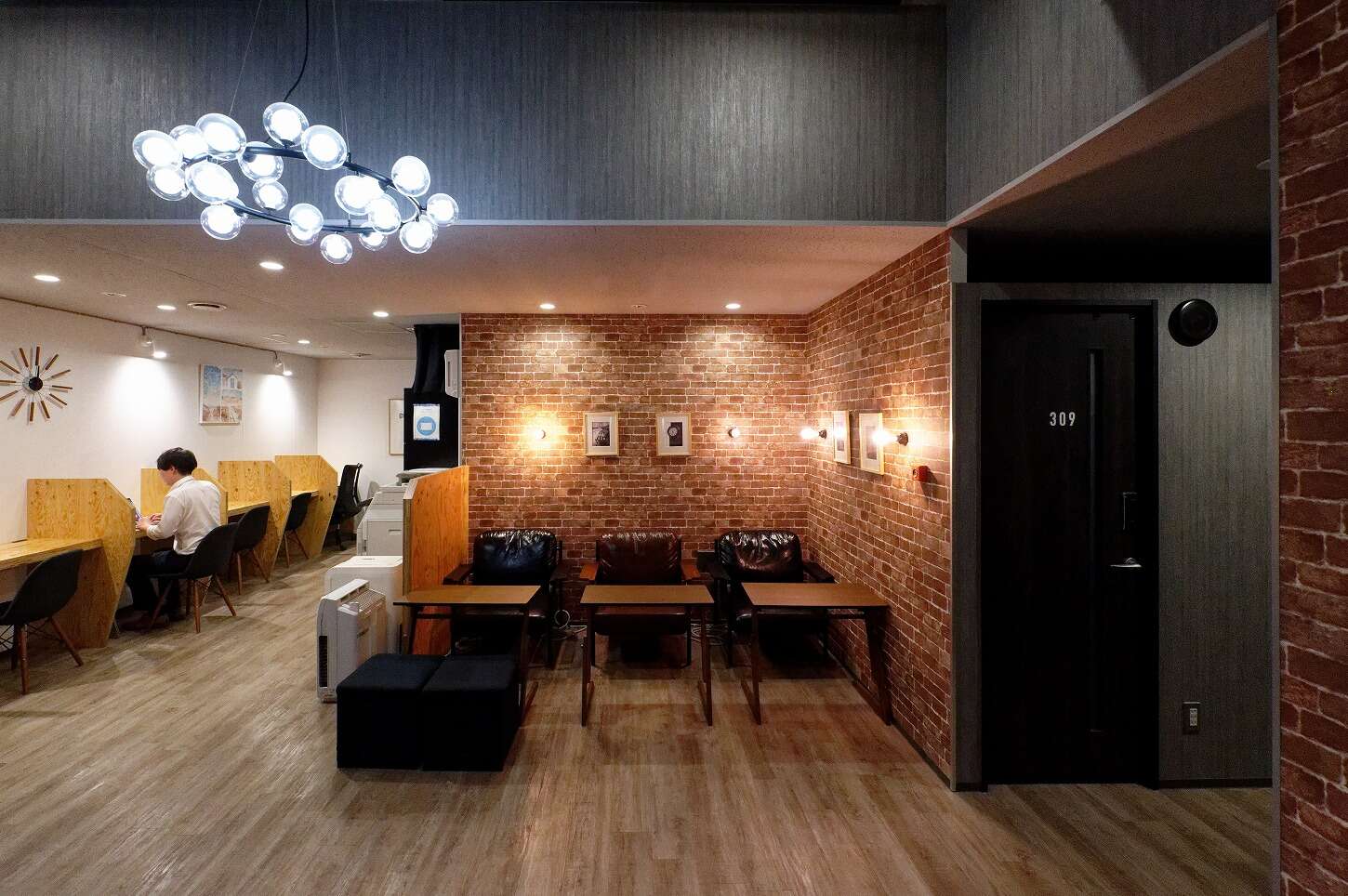 東京エリアのシェアオフィス「PREMIUM OFFICEシリーズ」でセットアップされているチェアを写真でご紹介